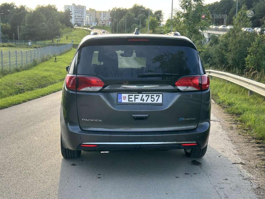 Pelēks Chrysler Pacifica 2019 Viļņa, ar dzinēja tilpumu 3.60 L un nobraukumu 211 tūkst. km par 17490 €, foto 4 vietnē AUTOMOTO.COM.LV