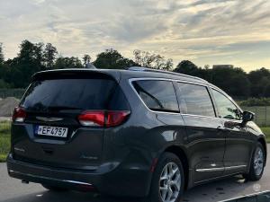 Pelēks Chrysler Pacifica 2019 Viļņa, ar dzinēja tilpumu 3.60 L un nobraukumu 211 tūkst. km par 17490 €, foto 5 vietnē AUTOMOTO.COM.LV