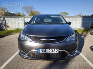 Pelēks Chrysler Pacifica 2019 Rīga, ar dzinēja tilpumu 3.60 L un nobraukumu 170 tūkst. km par 16900 €, foto  vietnē AUTOMOTO.COM.LV