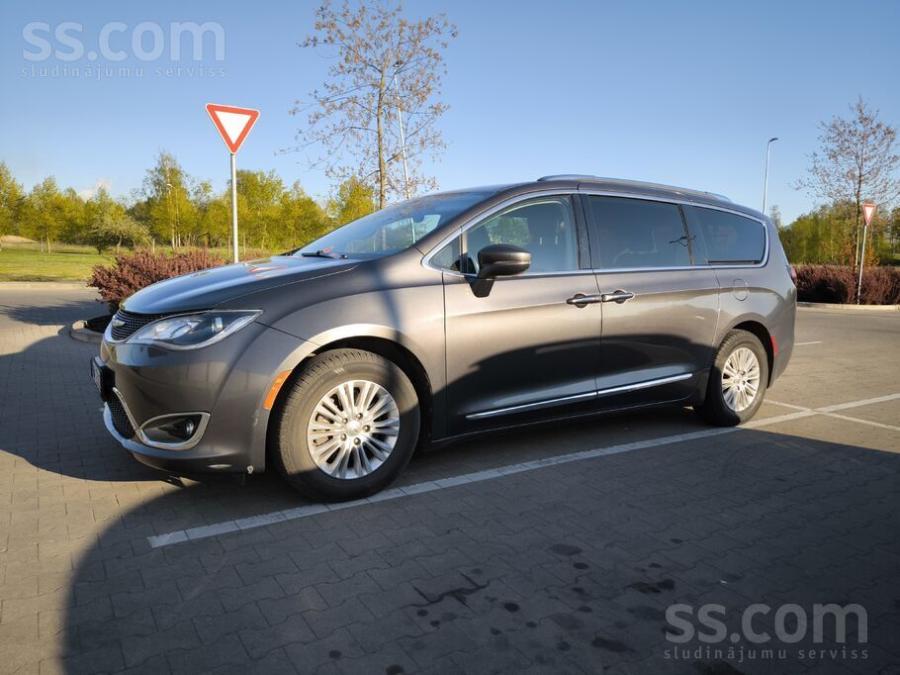 Pelēks Chrysler Pacifica 2019 Rīga, ar dzinēja tilpumu 3.60 L un nobraukumu 170 tūkst. km par 16900 €, foto 3 vietnē AUTOMOTO.COM.LV
