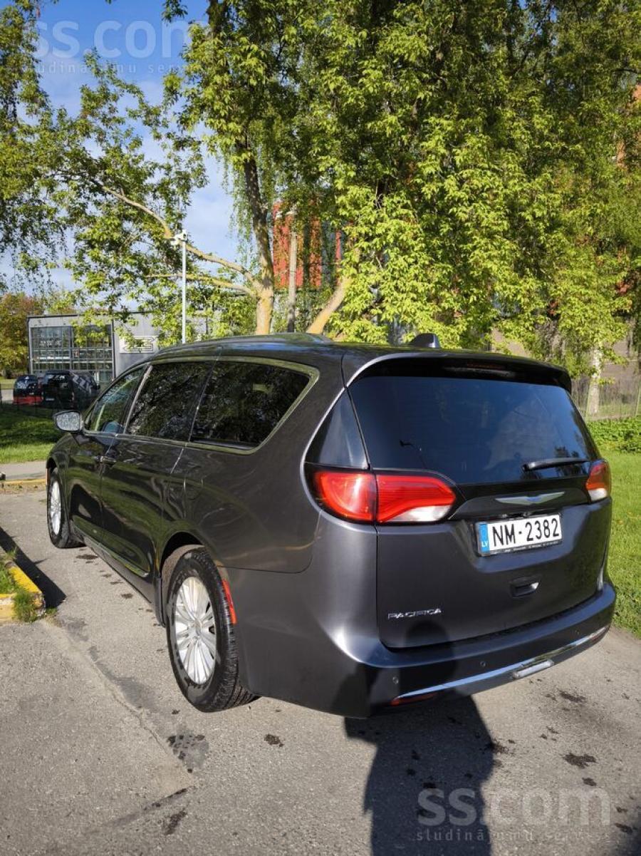 Pelēks Chrysler Pacifica 2019 Rīga, ar dzinēja tilpumu 3.60 L un nobraukumu 170 tūkst. km par 16900 €, foto 6 vietnē AUTOMOTO.COM.LV