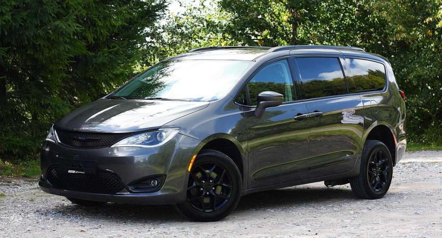Grey Chrysler Pacifica 2019 in Kretinga, with an engine capacity of 3.61 L and mileage of 47 thousand km for 25499 €, photo 6 on AUTOMOTO.COM.LV