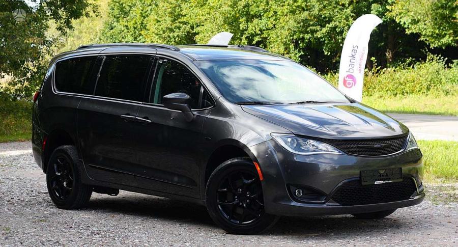 Grey Chrysler Pacifica 2019 in Kretinga, with an engine capacity of 3.61 L and mileage of 47 thousand km for 25499 €, photo 11 on AUTOMOTO.COM.LV