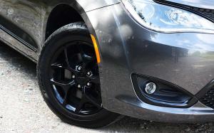 Grey Chrysler Pacifica 2019 in Kretinga, with an engine capacity of 3.61 L and mileage of 47 thousand km for 25499 €, photo 12 on AUTOMOTO.COM.LV