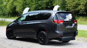 Grey Chrysler Pacifica 2019 in Kretinga, with an engine capacity of 3.61 L and mileage of 47 thousand km for 25499 €, photo 16 on AUTOMOTO.COM.LV