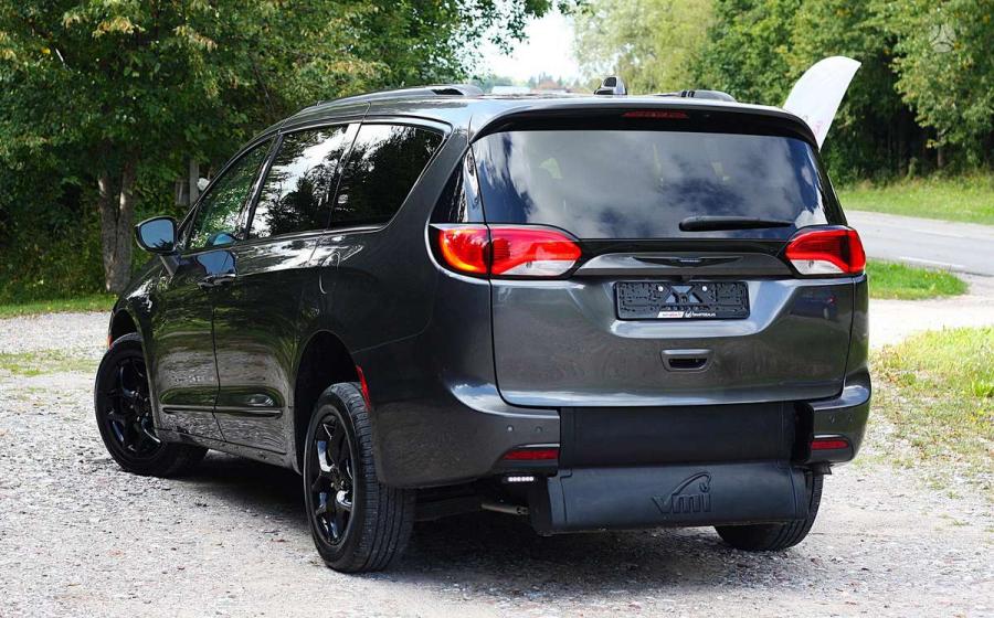 Grey Chrysler Pacifica 2019 in Kretinga, with an engine capacity of 3.61 L and mileage of 47 thousand km for 25499 €, photo 17 on AUTOMOTO.COM.LV