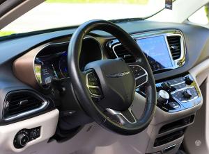 Grey Chrysler Pacifica 2019 in Kretinga, with an engine capacity of 3.61 L and mileage of 47 thousand km for 25499 €, photo 23 on AUTOMOTO.COM.LV