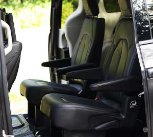 Grey Chrysler Pacifica 2019 in Kretinga, with an engine capacity of 3.61 L and mileage of 47 thousand km for 25499 €, photo 24 on AUTOMOTO.COM.LV