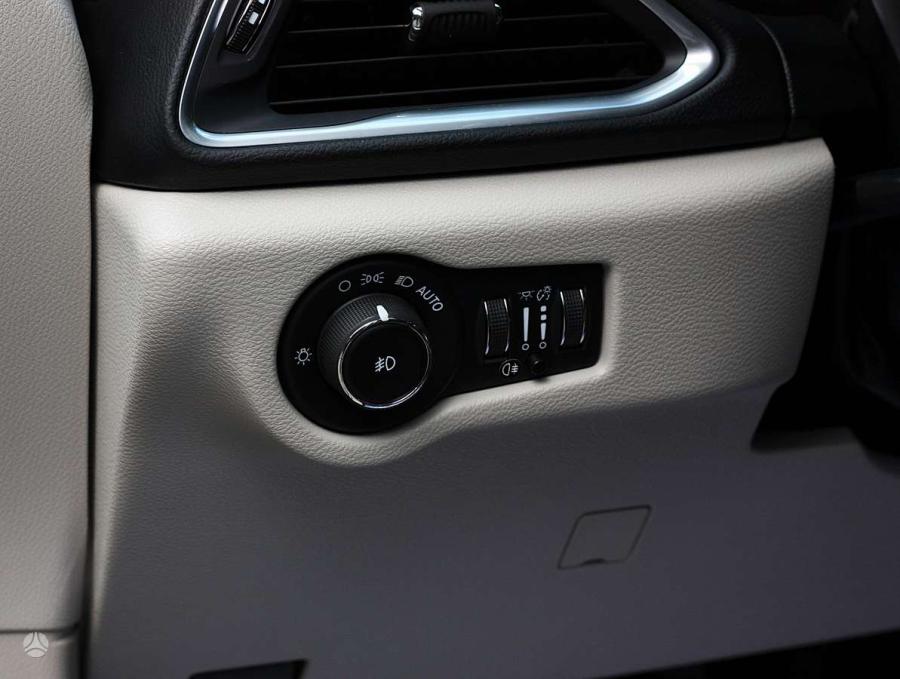 Grey Chrysler Pacifica 2019 in Kretinga, with an engine capacity of 3.61 L and mileage of 47 thousand km for 25499 €, photo 25 on AUTOMOTO.COM.LV