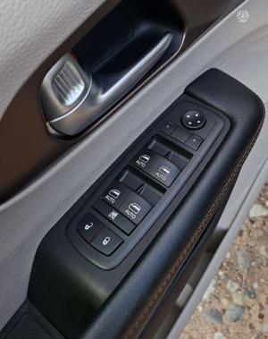 Grey Chrysler Pacifica 2019 in Kretinga, with an engine capacity of 3.61 L and mileage of 47 thousand km for 25499 €, photo 26 on AUTOMOTO.COM.LV