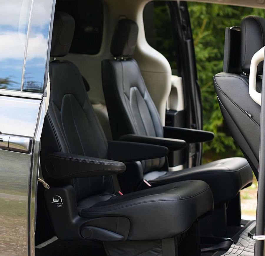 Grey Chrysler Pacifica 2019 in Kretinga, with an engine capacity of 3.61 L and mileage of 47 thousand km for 25499 €, photo 28 on AUTOMOTO.COM.LV