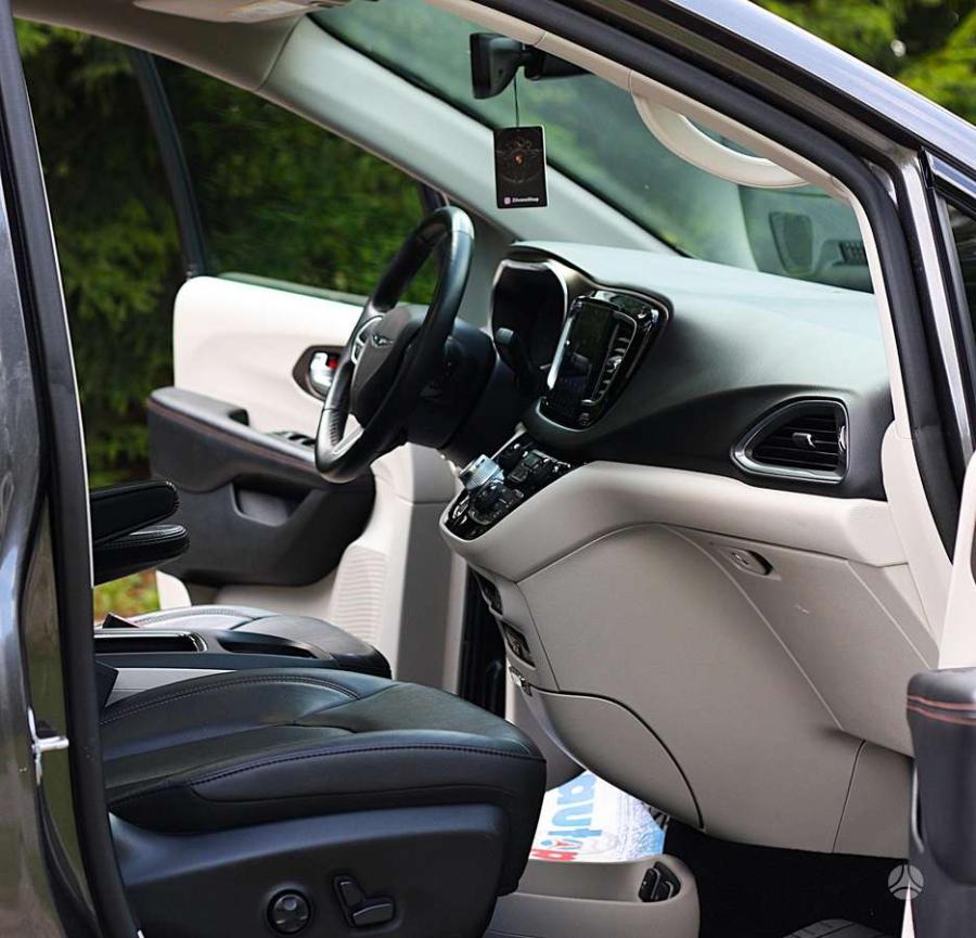Grey Chrysler Pacifica 2019 in Kretinga, with an engine capacity of 3.61 L and mileage of 47 thousand km for 25499 €, photo 29 on AUTOMOTO.COM.LV