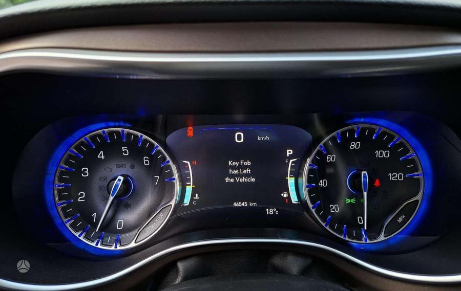 Grey Chrysler Pacifica 2019 in Kretinga, with an engine capacity of 3.61 L and mileage of 47 thousand km for 25499 €, photo 33 on AUTOMOTO.COM.LV