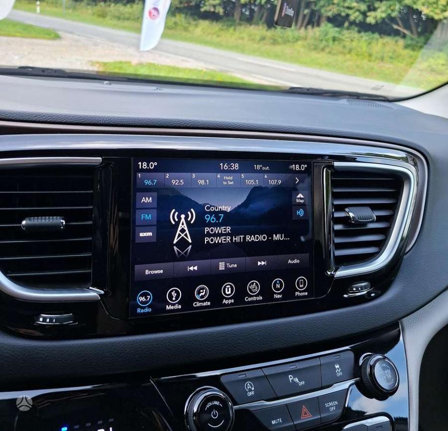 Grey Chrysler Pacifica 2019 in Kretinga, with an engine capacity of 3.61 L and mileage of 47 thousand km for 25499 €, photo 34 on AUTOMOTO.COM.LV