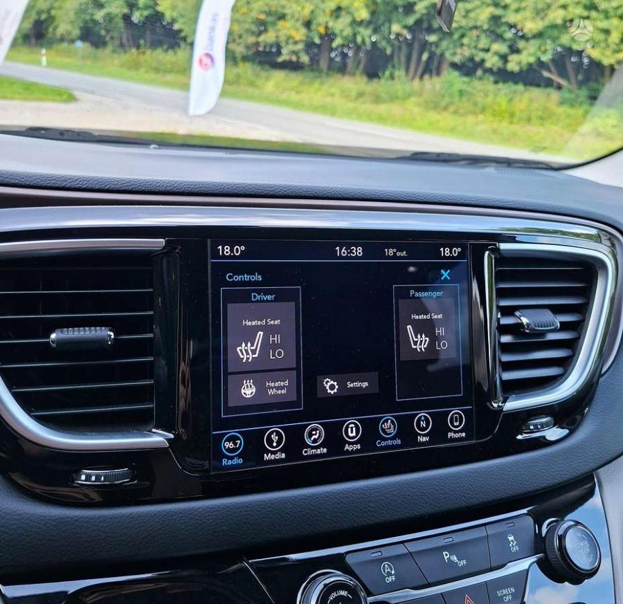 Grey Chrysler Pacifica 2019 in Kretinga, with an engine capacity of 3.61 L and mileage of 47 thousand km for 25499 €, photo 35 on AUTOMOTO.COM.LV