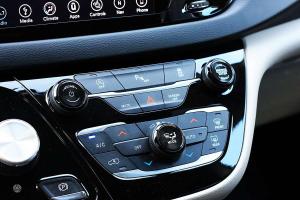 Grey Chrysler Pacifica 2019 in Kretinga, with an engine capacity of 3.61 L and mileage of 47 thousand km for 25499 €, photo 38 on AUTOMOTO.COM.LV