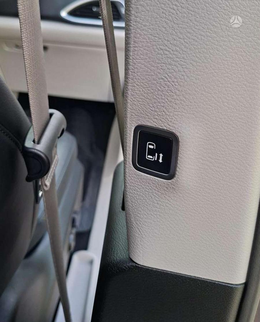 Grey Chrysler Pacifica 2019 in Kretinga, with an engine capacity of 3.61 L and mileage of 47 thousand km for 25499 €, photo 40 on AUTOMOTO.COM.LV