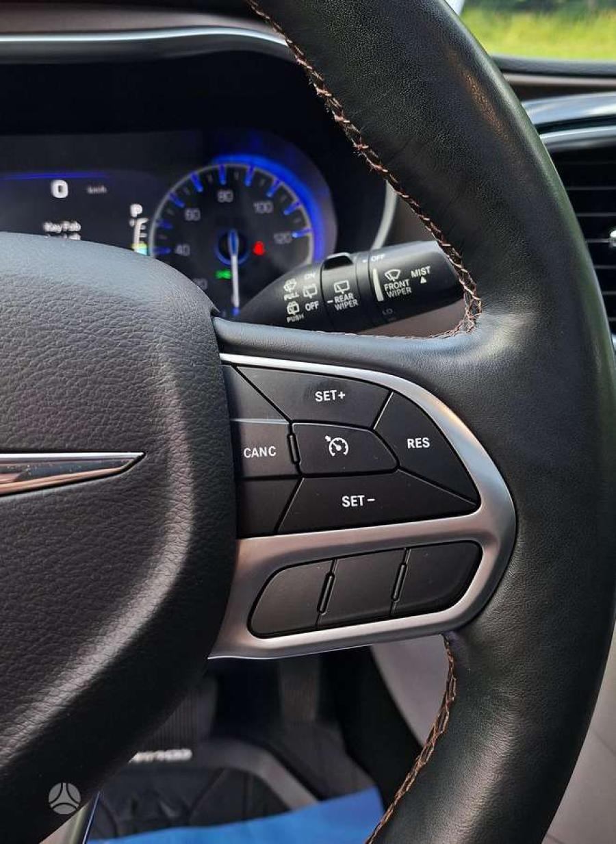 Grey Chrysler Pacifica 2019 in Kretinga, with an engine capacity of 3.61 L and mileage of 47 thousand km for 25499 €, photo 43 on AUTOMOTO.COM.LV