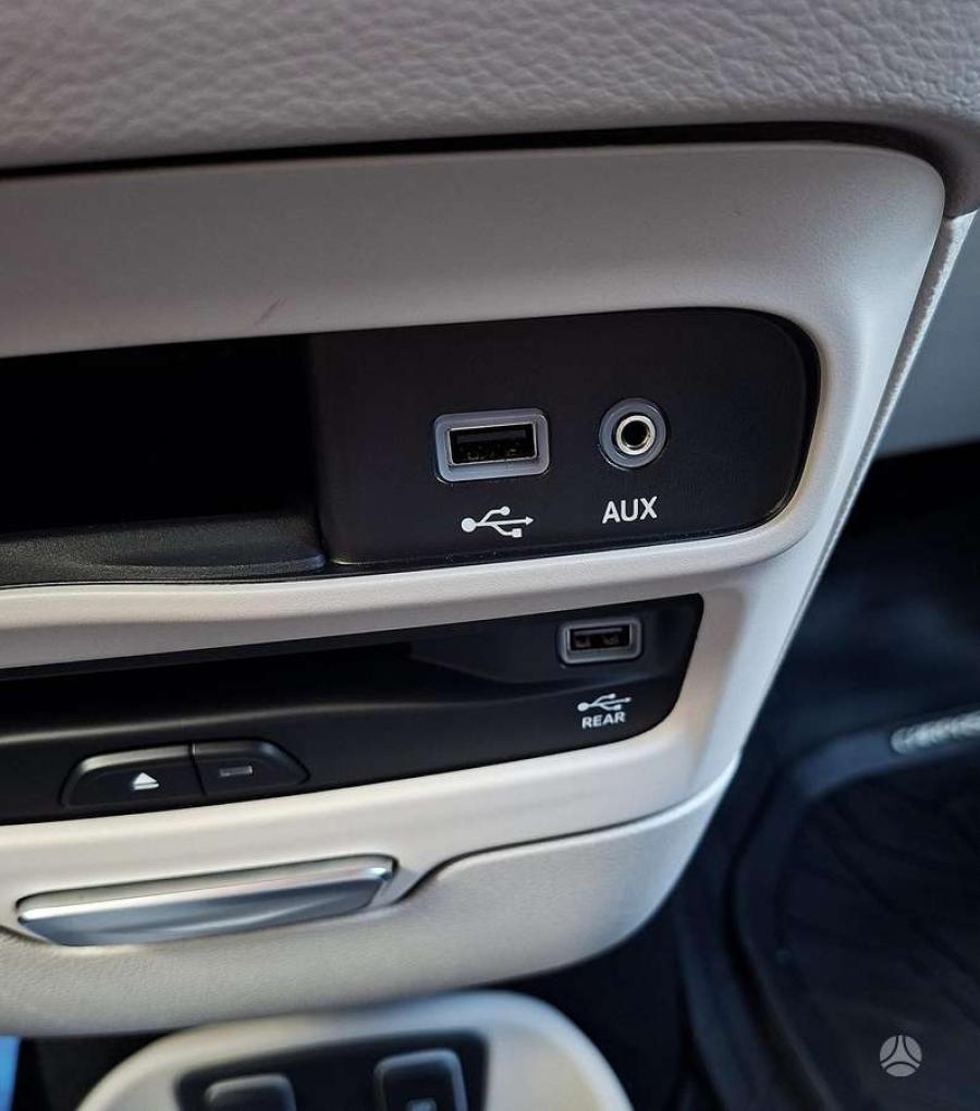 Grey Chrysler Pacifica 2019 in Kretinga, with an engine capacity of 3.61 L and mileage of 47 thousand km for 25499 €, photo 45 on AUTOMOTO.COM.LV
