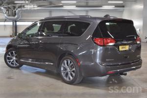 Grey Chrysler Pacifica 2019 in Riga, with an engine capacity of 3.60 L and mileage of 92 thousand km for 21900 €, photo 3 on AUTOMOTO.COM.LV