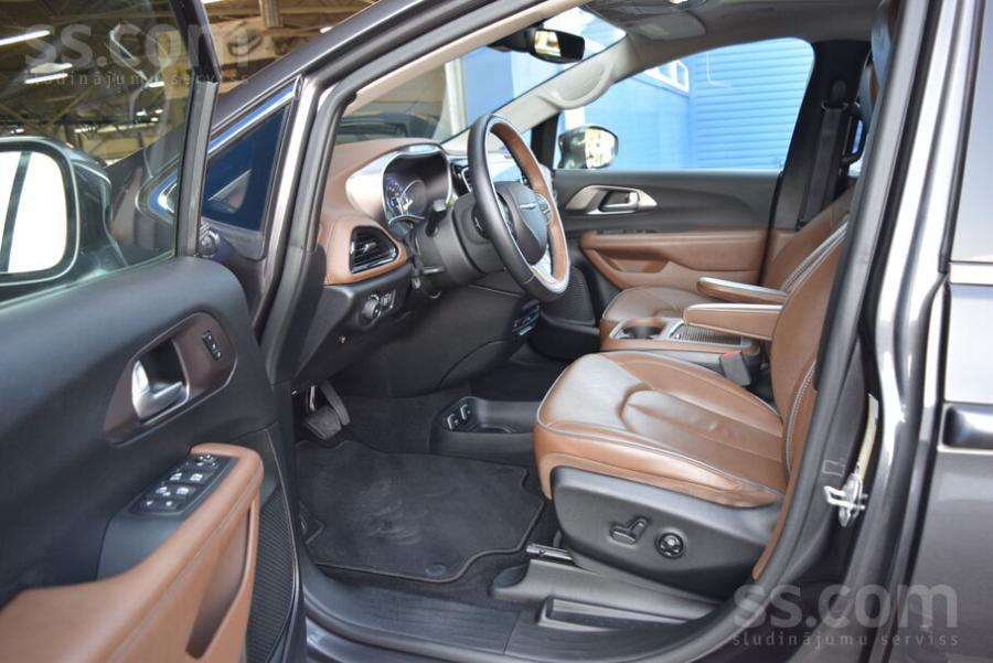 Grey Chrysler Pacifica 2019 in Riga, with an engine capacity of 3.60 L and mileage of 92 thousand km for 21900 €, photo 4 on AUTOMOTO.COM.LV