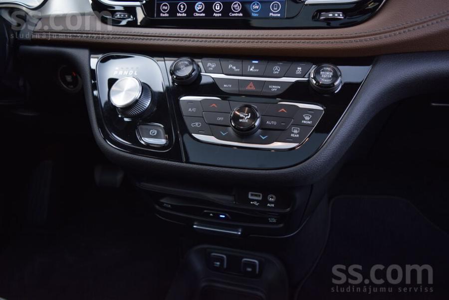 Grey Chrysler Pacifica 2019 in Riga, with an engine capacity of 3.60 L and mileage of 92 thousand km for 21900 €, photo 6 on AUTOMOTO.COM.LV