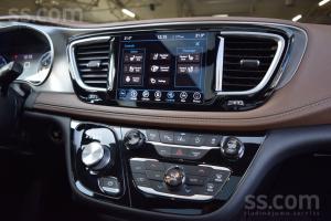 Grey Chrysler Pacifica 2019 in Riga, with an engine capacity of 3.60 L and mileage of 92 thousand km for 21900 €, photo 7 on AUTOMOTO.COM.LV