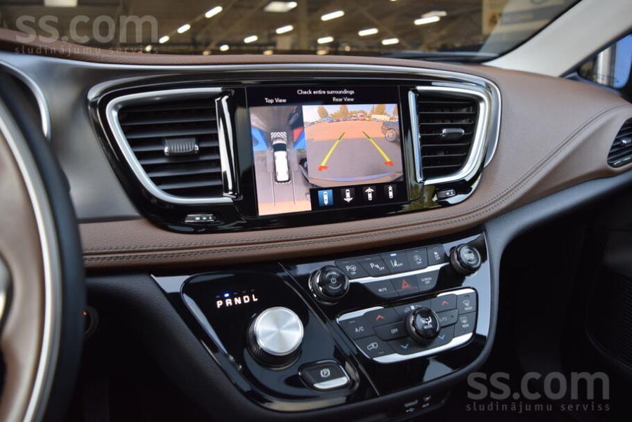 Grey Chrysler Pacifica 2019 in Riga, with an engine capacity of 3.60 L and mileage of 92 thousand km for 21900 €, photo 9 on AUTOMOTO.COM.LV