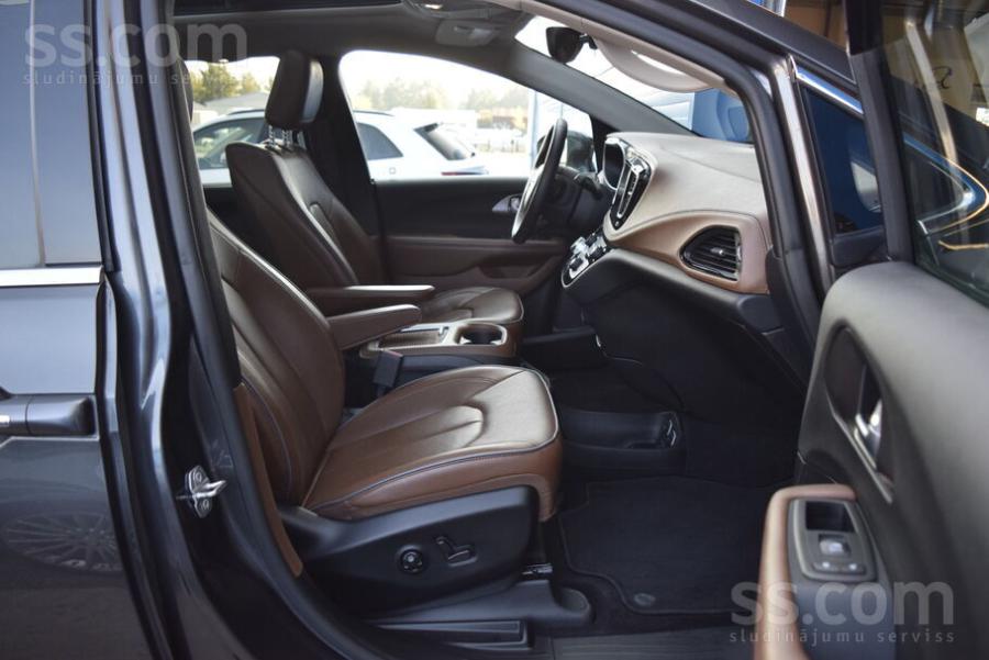 Grey Chrysler Pacifica 2019 in Riga, with an engine capacity of 3.60 L and mileage of 92 thousand km for 21900 €, photo 13 on AUTOMOTO.COM.LV