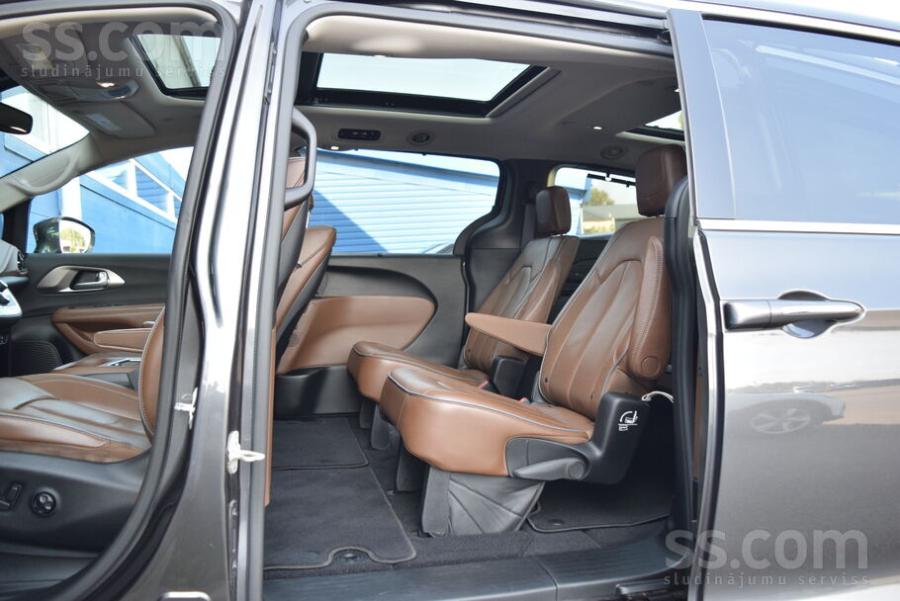 Grey Chrysler Pacifica 2019 in Riga, with an engine capacity of 3.60 L and mileage of 92 thousand km for 21900 €, photo 14 on AUTOMOTO.COM.LV