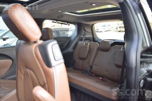 Grey Chrysler Pacifica 2019 in Riga, with an engine capacity of 3.60 L and mileage of 92 thousand km for 21900 €, photo 15 on AUTOMOTO.COM.LV