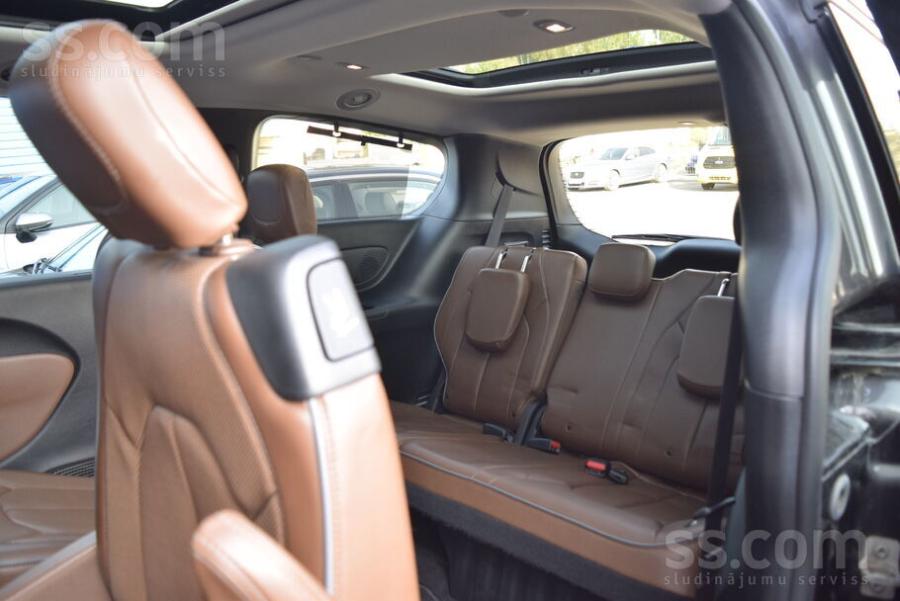 Grey Chrysler Pacifica 2019 in Riga, with an engine capacity of 3.60 L and mileage of 92 thousand km for 21900 €, photo 15 on AUTOMOTO.COM.LV