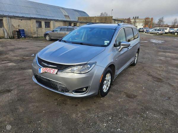 Pelēks Chrysler Pacifica 2020 Šilutė, ar dzinēja tilpumu 3.60 L un nobraukumu 174 tūkst. km par 16200 €, foto 2 vietnē AUTOMOTO.COM.LV