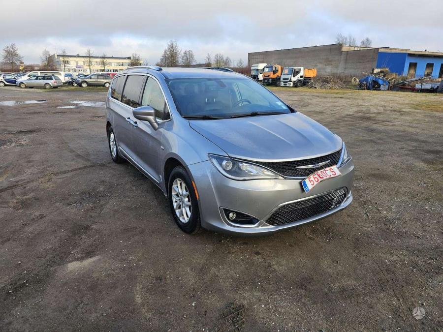 Pelēks Chrysler Pacifica 2020 Šilutė, ar dzinēja tilpumu 3.60 L un nobraukumu 174 tūkst. km par 16200 €, foto 3 vietnē AUTOMOTO.COM.LV