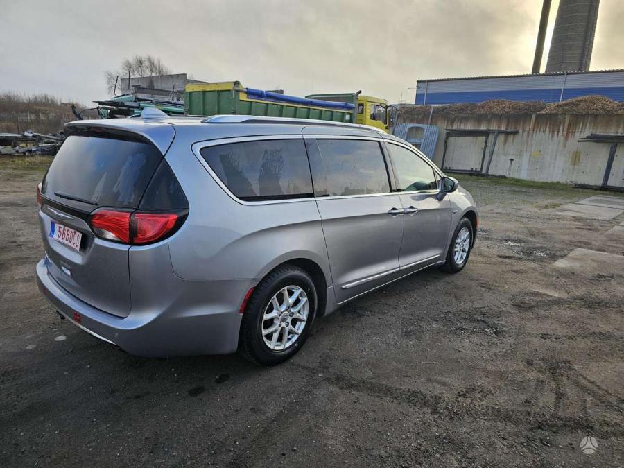 Pelēks Chrysler Pacifica 2020 Šilutė, ar dzinēja tilpumu 3.60 L un nobraukumu 174 tūkst. km par 16200 €, foto 4 vietnē AUTOMOTO.COM.LV