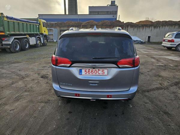 Pelēks Chrysler Pacifica 2020 Šilutė, ar dzinēja tilpumu 3.60 L un nobraukumu 174 tūkst. km par 16200 €, foto 5 vietnē AUTOMOTO.COM.LV