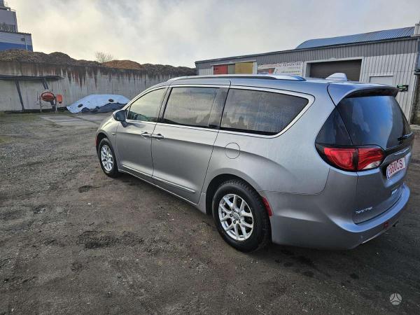 Pelēks Chrysler Pacifica 2020 Šilutė, ar dzinēja tilpumu 3.60 L un nobraukumu 174 tūkst. km par 16200 €, foto 6 vietnē AUTOMOTO.COM.LV