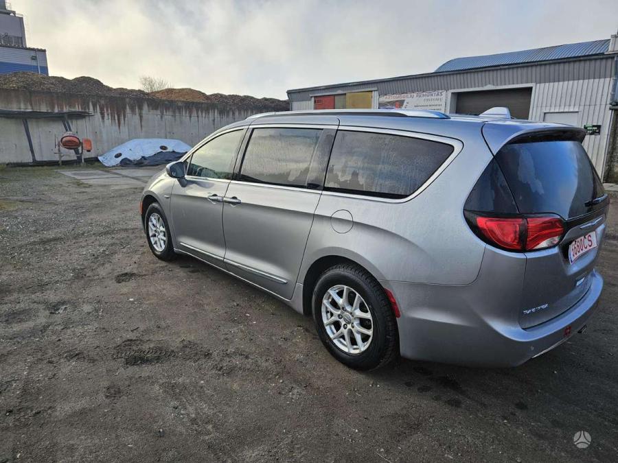 Pelēks Chrysler Pacifica 2020 Šilutė, ar dzinēja tilpumu 3.60 L un nobraukumu 174 tūkst. km par 16200 €, foto 6 vietnē AUTOMOTO.COM.LV