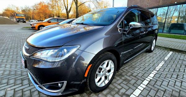 Pelēks Chrysler Pacifica 2020 Klaipėda, ar dzinēja tilpumu 3.60 L un nobraukumu 210 tūkst. km par 16950 €, foto 1 vietnē AUTOMOTO.COM.LV
