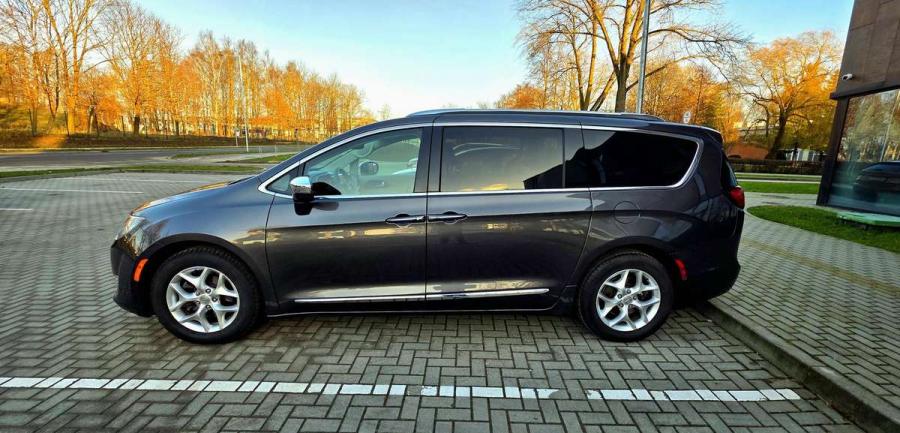 Grey Chrysler Pacifica 2020 in Klaipeda, with an engine capacity of 3.60 L and mileage of 210 thousand km for 16950 €, photo 3 on AUTOMOTO.COM.LV