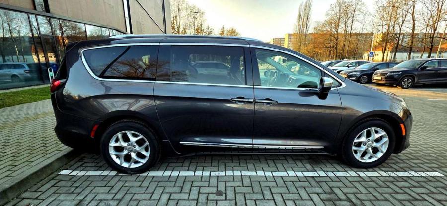 Grey Chrysler Pacifica 2020 in Klaipeda, with an engine capacity of 3.60 L and mileage of 210 thousand km for 16950 €, photo 4 on AUTOMOTO.COM.LV