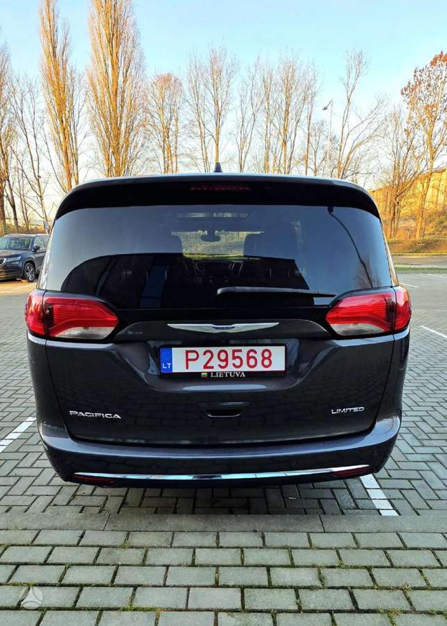 Grey Chrysler Pacifica 2020 in Klaipeda, with an engine capacity of 3.60 L and mileage of 210 thousand km for 16950 €, photo 8 on AUTOMOTO.COM.LV