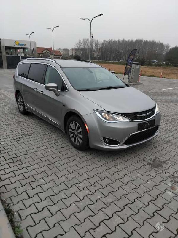 Pelēks Chrysler Pacifica 2020 Palanga, ar dzinēja tilpumu 3.61 L un nobraukumu 112 tūkst. km par 19200 €, foto 1 vietnē AUTOMOTO.COM.LV