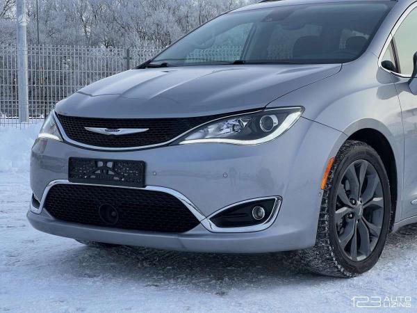 Grey Chrysler Pacifica 2020 in Taurage, with an engine capacity of 3.60 L and mileage of 80 thousand km for 21700 €, photo 2 on AUTOMOTO.COM.LV