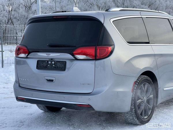 Grey Chrysler Pacifica 2020 in Taurage, with an engine capacity of 3.60 L and mileage of 80 thousand km for 21700 €, photo 7 on AUTOMOTO.COM.LV