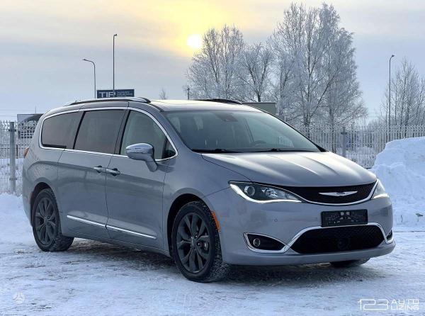 Grey Chrysler Pacifica 2020 in Taurage, with an engine capacity of 3.60 L and mileage of 80 thousand km for 21700 €, photo 4 on AUTOMOTO.COM.LV