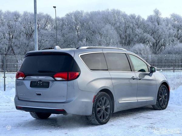 Grey Chrysler Pacifica 2020 in Taurage, with an engine capacity of 3.60 L and mileage of 80 thousand km for 21700 €, photo 6 on AUTOMOTO.COM.LV