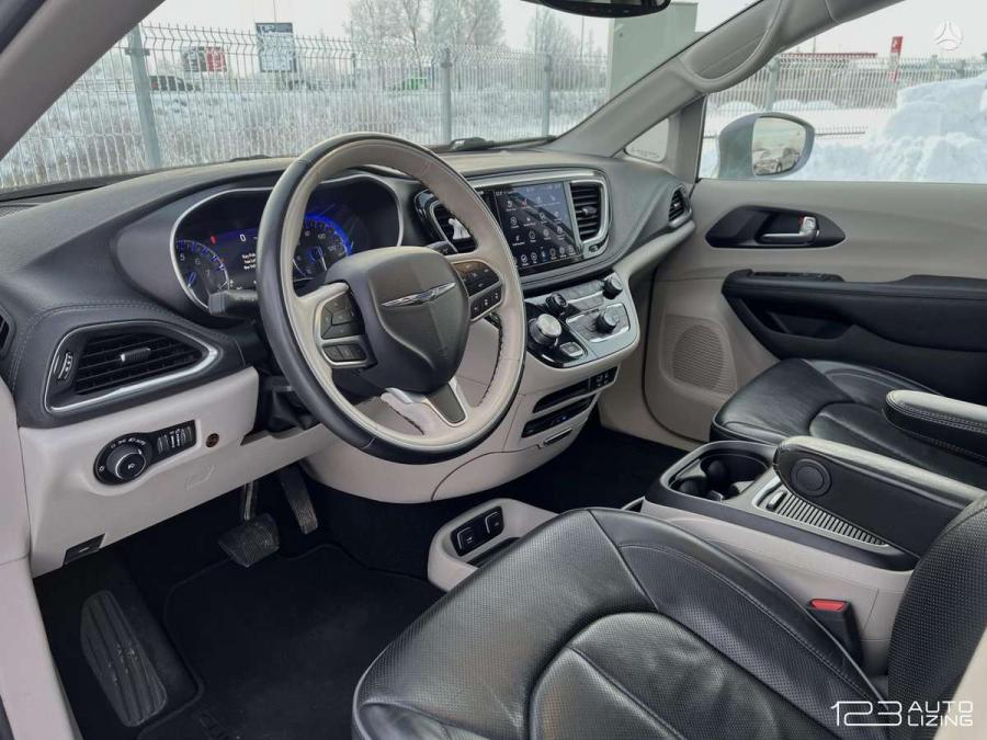 Grey Chrysler Pacifica 2020 in Taurage, with an engine capacity of 3.60 L and mileage of 80 thousand km for 21700 €, photo 9 on AUTOMOTO.COM.LV