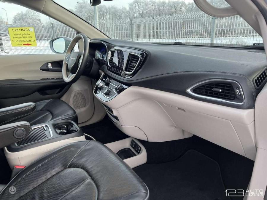 Grey Chrysler Pacifica 2020 in Taurage, with an engine capacity of 3.60 L and mileage of 80 thousand km for 21700 €, photo 10 on AUTOMOTO.COM.LV