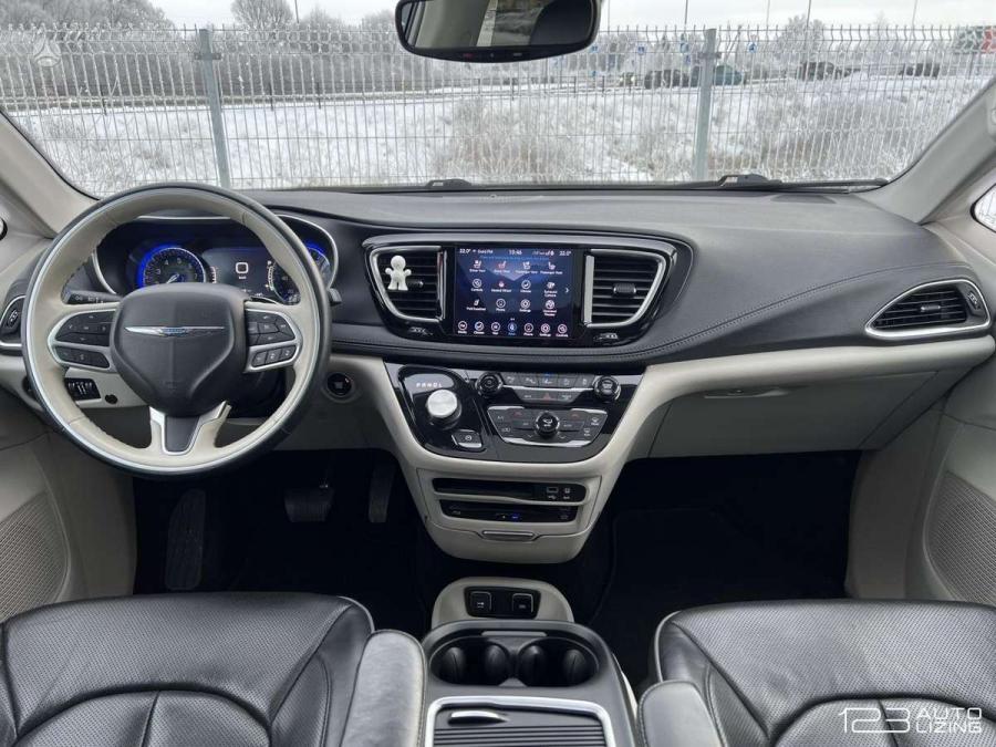 Grey Chrysler Pacifica 2020 in Taurage, with an engine capacity of 3.60 L and mileage of 80 thousand km for 21700 €, photo 11 on AUTOMOTO.COM.LV